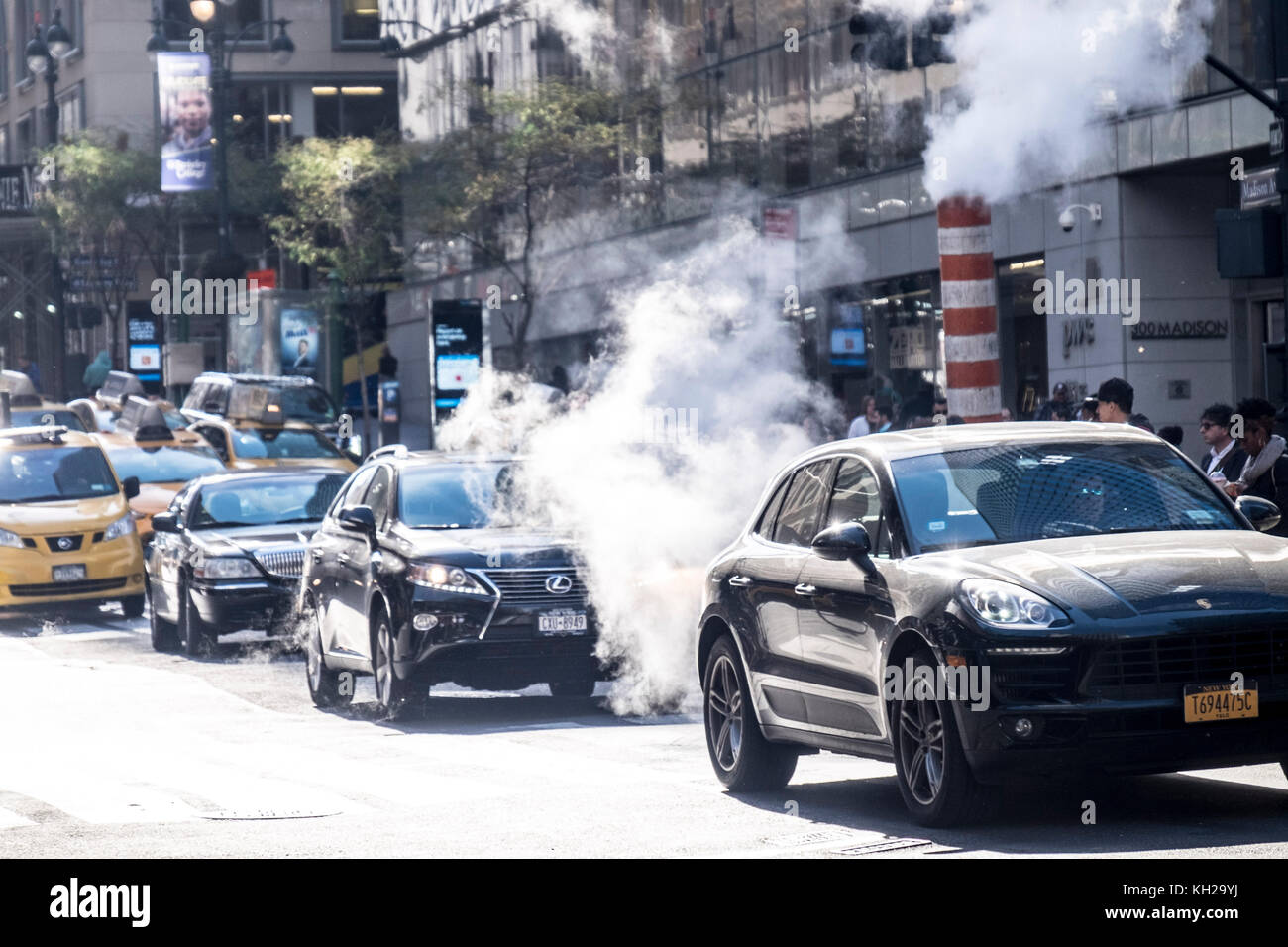 traffic and pedestrians in New York Stock Photo - Alamy