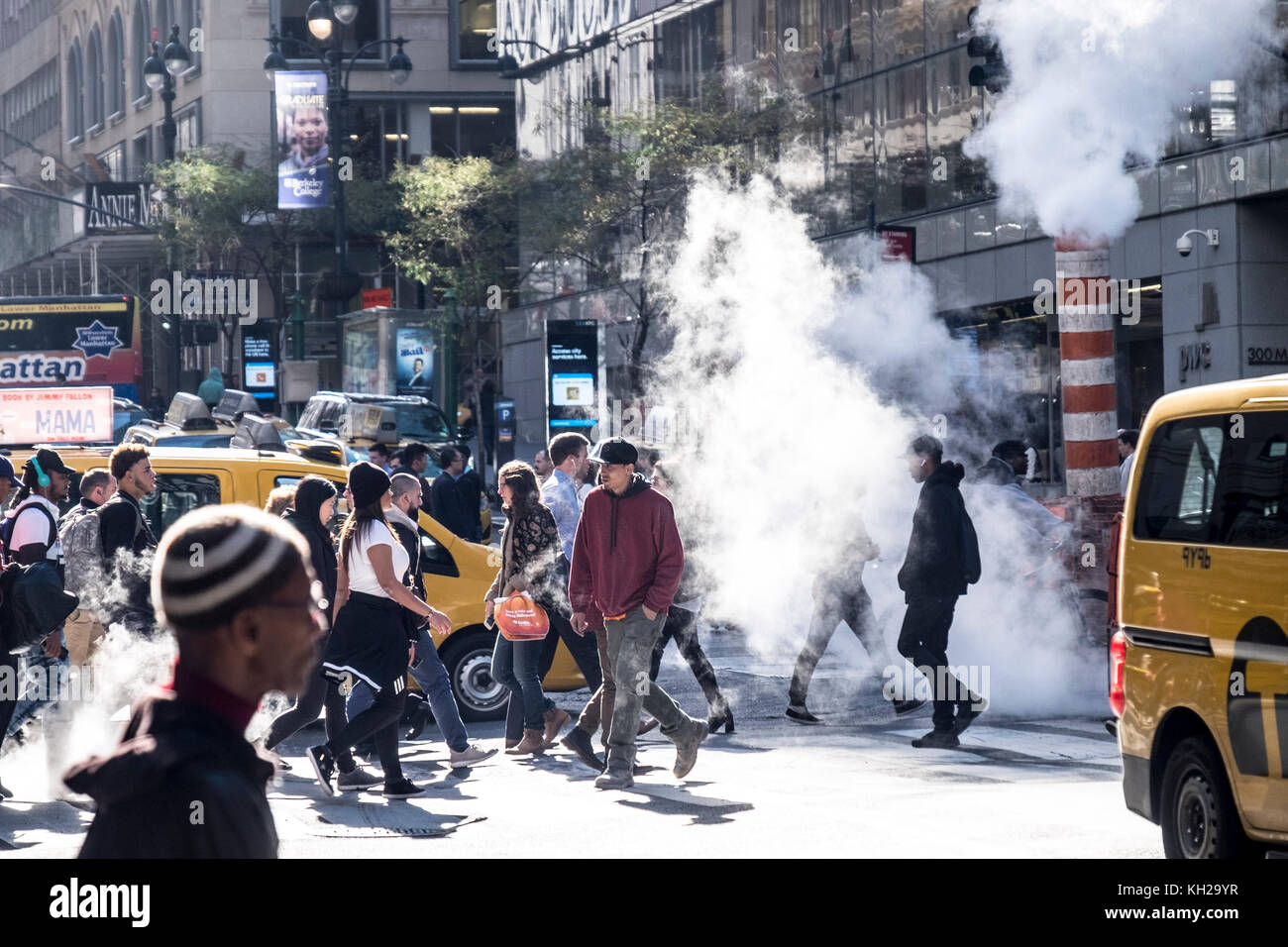 traffic and pedestrians in New York Stock Photo - Alamy