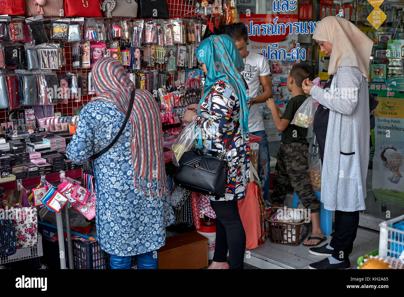 Muslim women shopping Stock Photo - Alamy