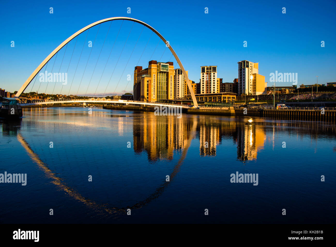 Sunset at millenium bridge hi-res stock photography and images - Alamy