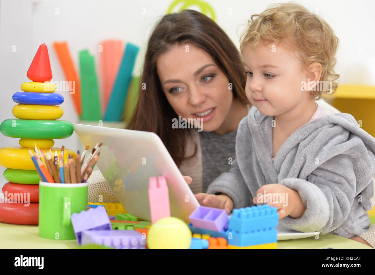 mother and daughter using laptop Stock Photo - Alamy mother and daughter using laptop Stock Photo - Alamy