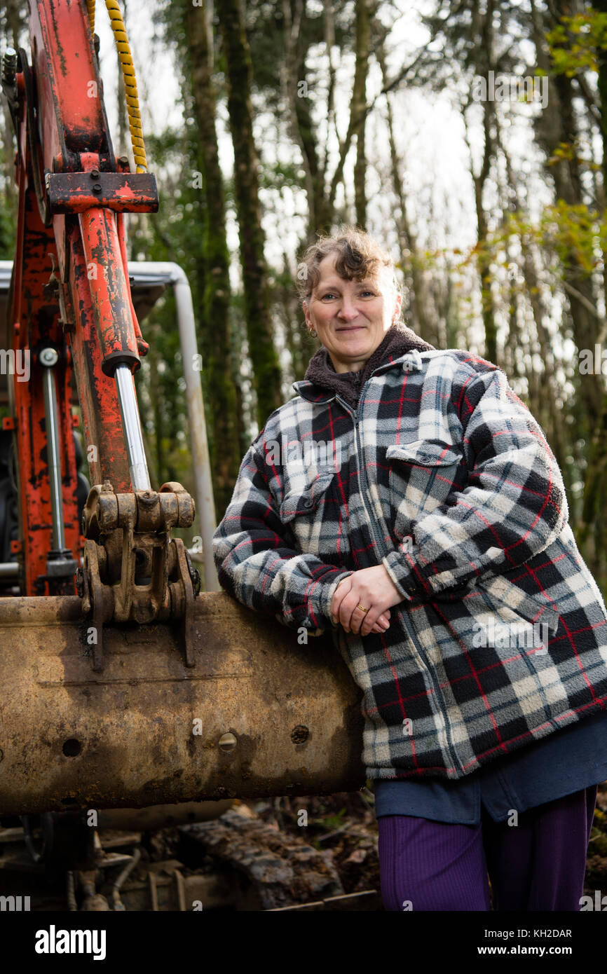 Julie Hillman, one of the few female gravedigger in the UK, working at ...