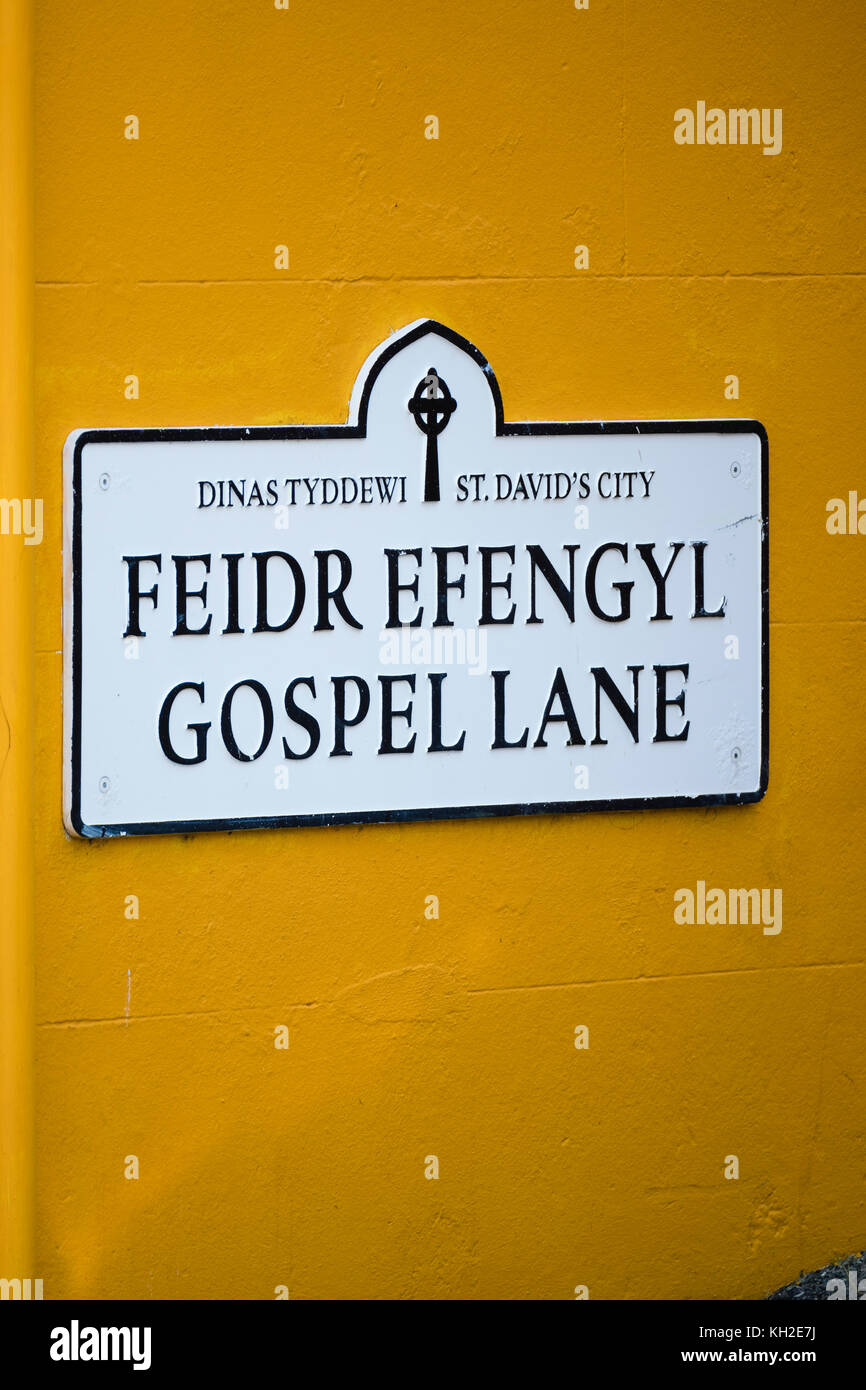 Bilingual welsh english street sign hi-res stock photography and images ...