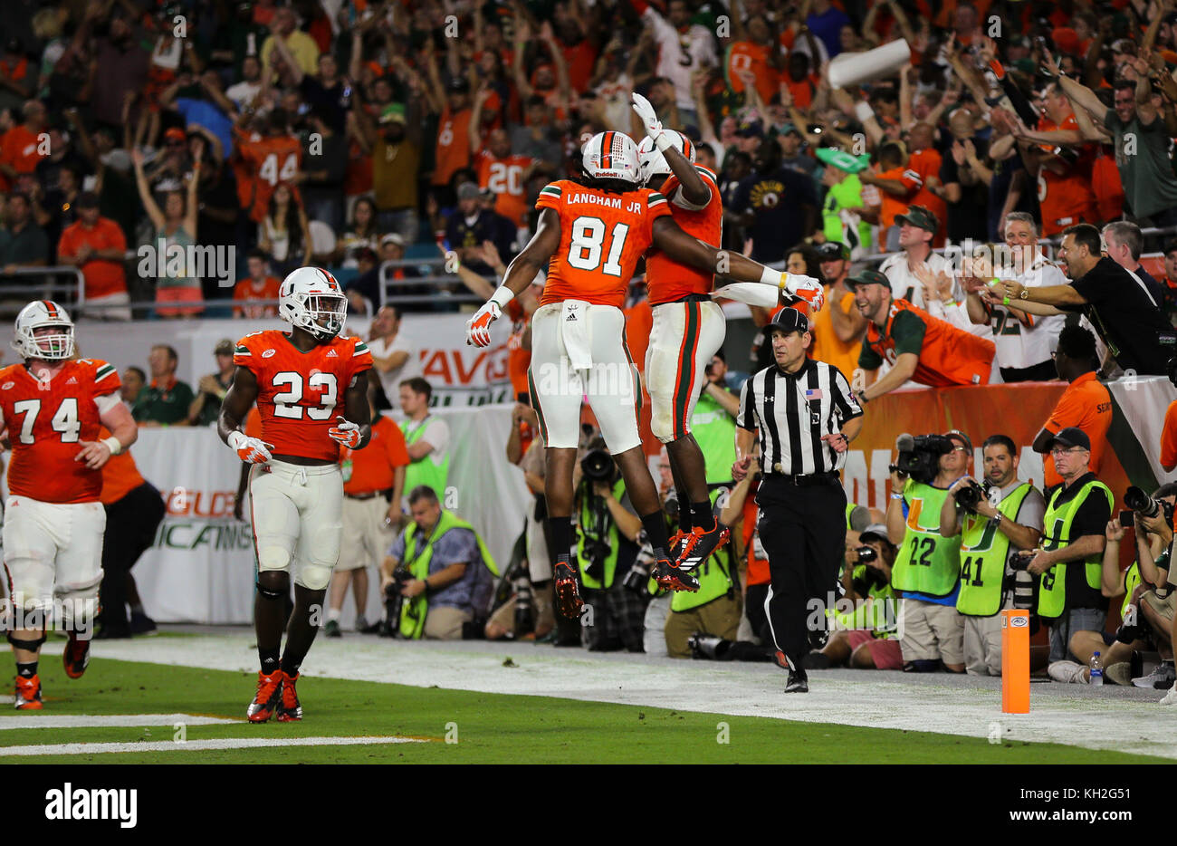 Miami Gardens, Florida, USA. 11th Nov, 2017. Miami Hurricanes celebrate ...