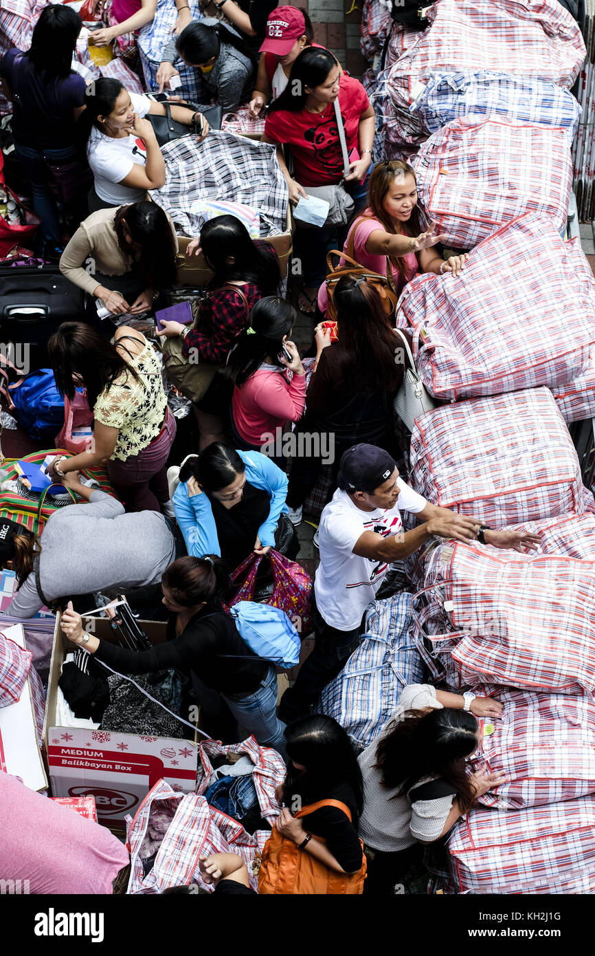 Hong Kong Filipino overseas workers prepare balikbayan boxes in Central ...