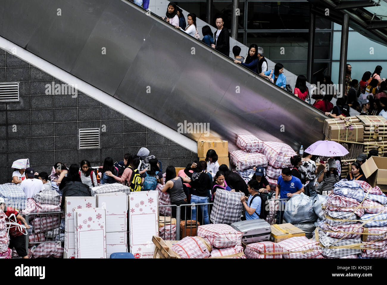 Balikbayan boxes hi-res stock photography and images - Alamy