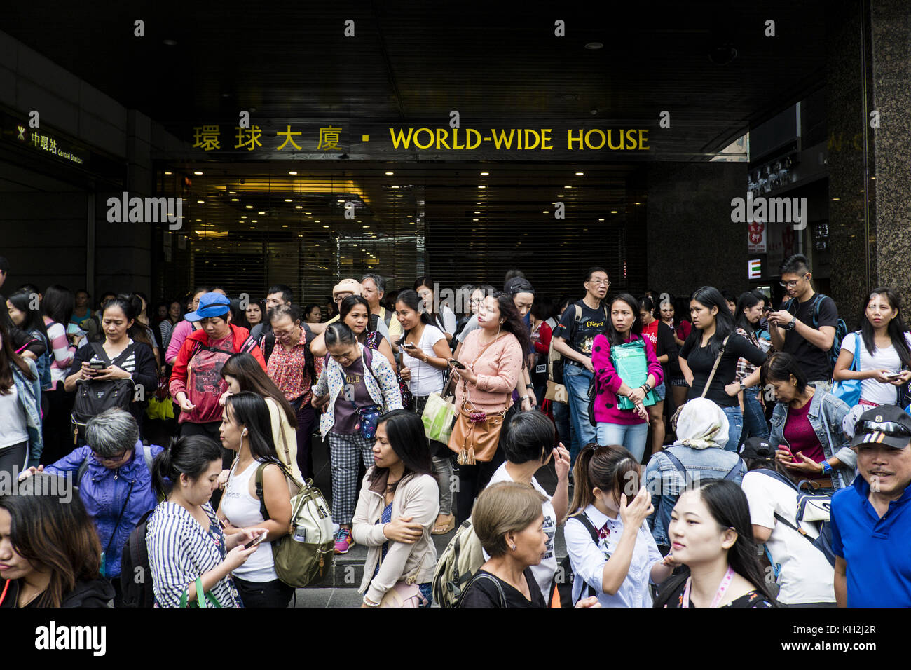 Hong Kong Filipino overseas workers prepare balikbayan boxes in Central ...