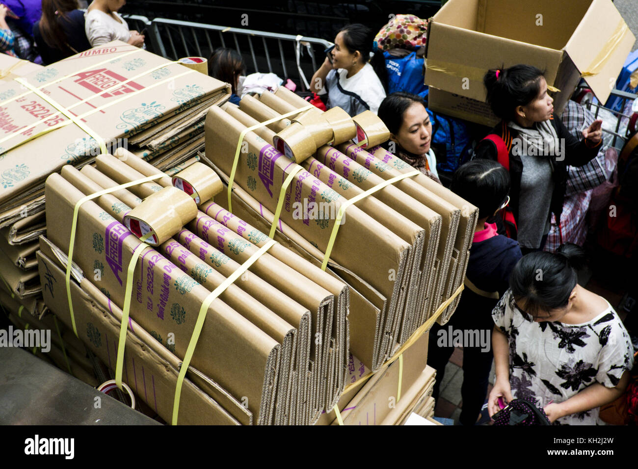 Hong Kong Filipino overseas workers prepare balikbayan boxes in Central ...