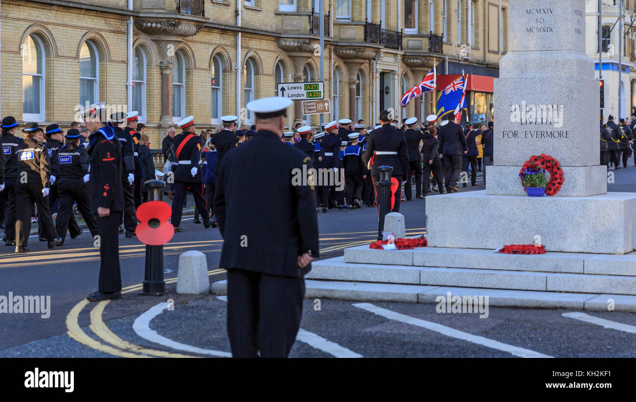 Remembrance sunday parade wreath laying war memorial hi-res stock ...