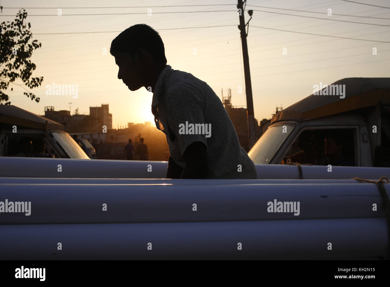 Dhaka, Bangladesh. 12th Nov, 2017. A van puller is drawn plastic pipe ...