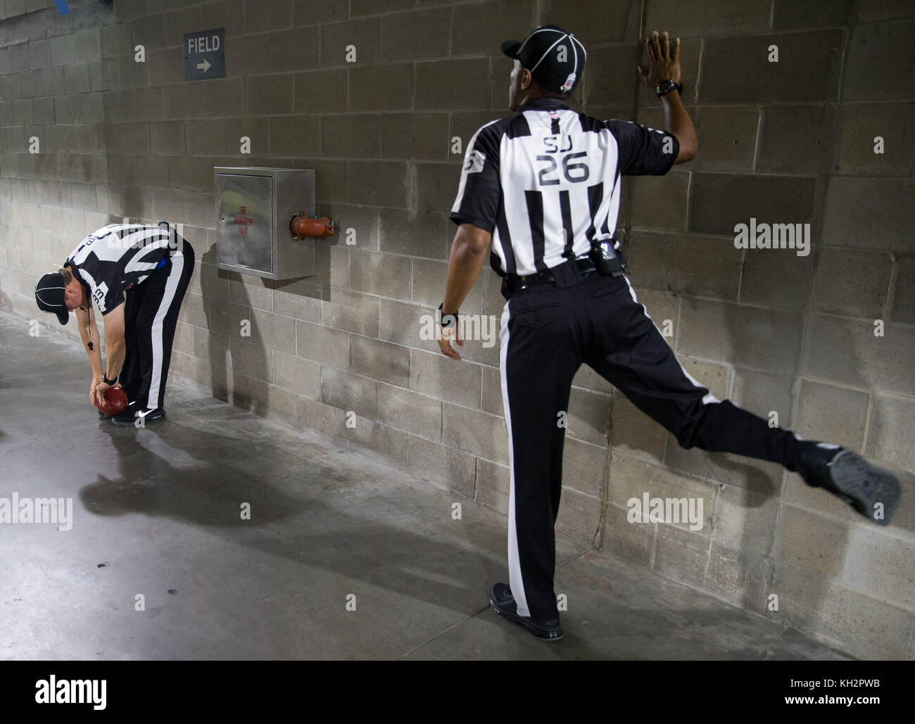 Florida, USA. 12th Nov, 2017. LOREN ELLIOTT | Times .Officials stretch ...
