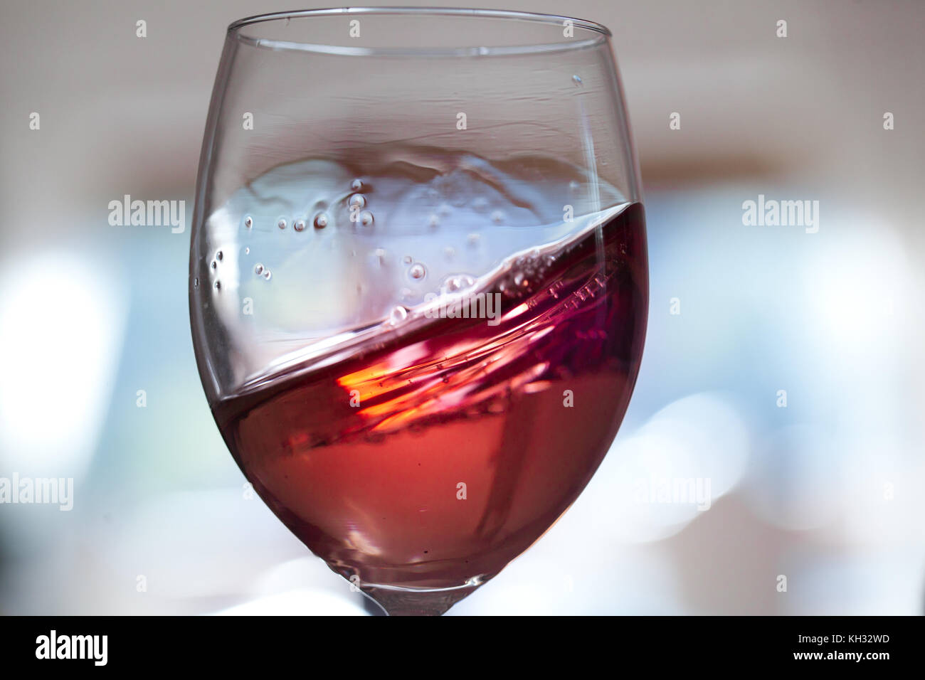 hand holding and swirl glass of red or rosè wine, wine swirled Stock ...