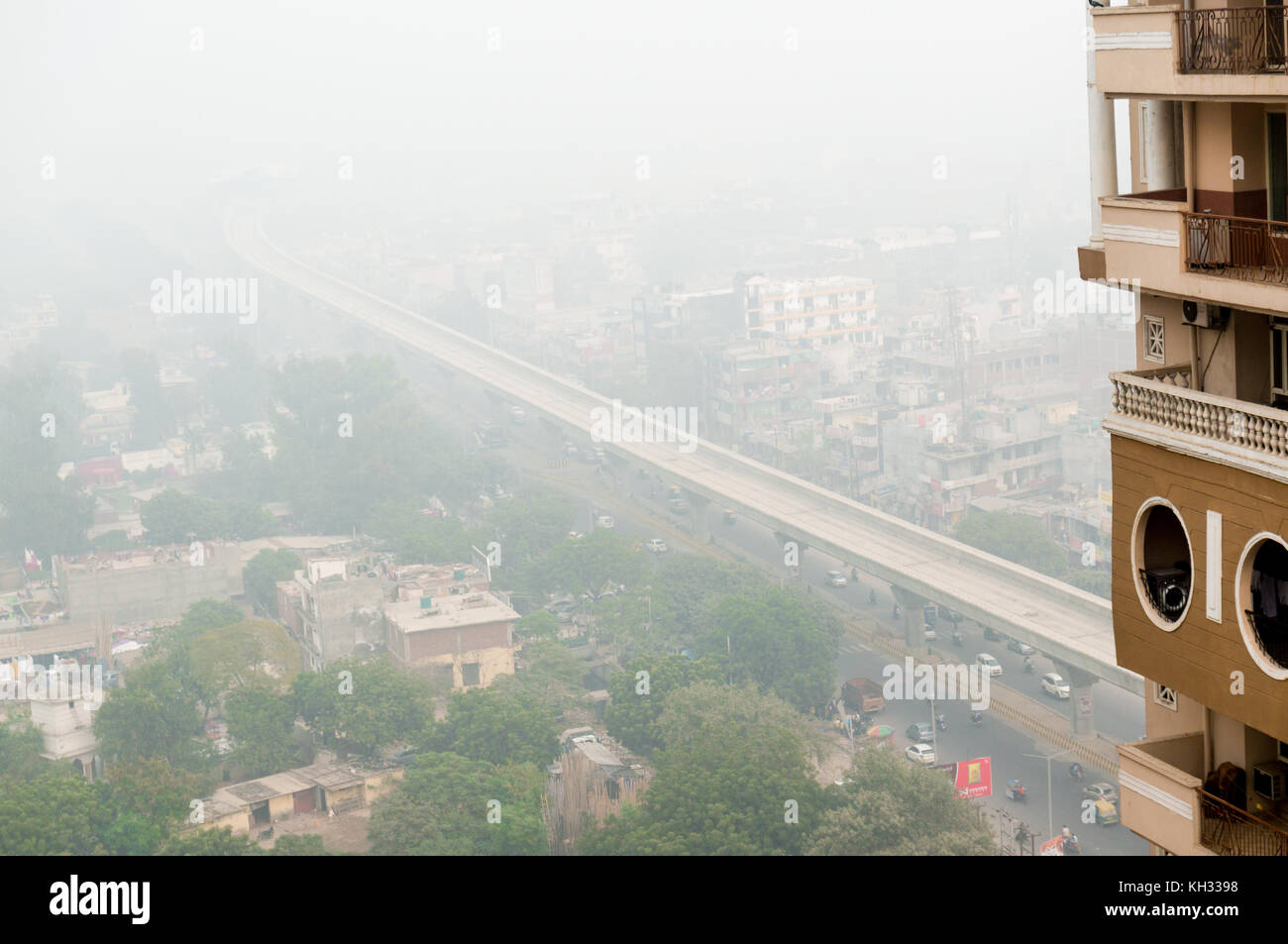 Building facing a smog covered cityscape in Delhi Stock Photo - Alamy