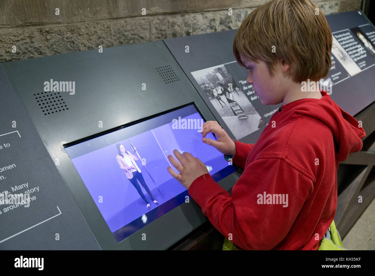 Kids watching monitor hi-res stock photography and images - Alamy
