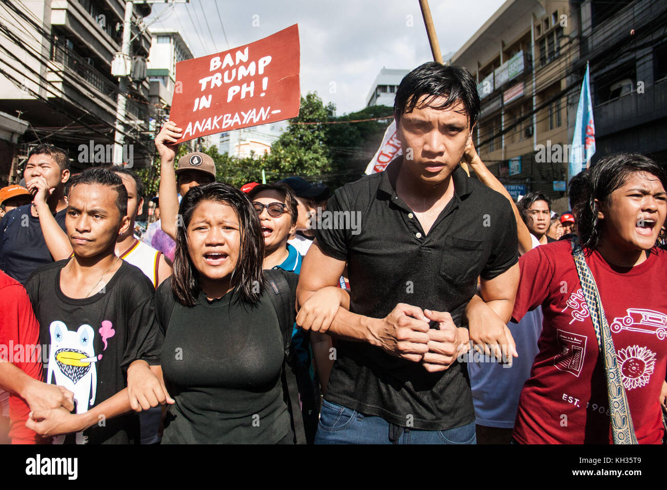 Manila, Philippines. 12th Nov, 2017. Protesters lock arms after the ...