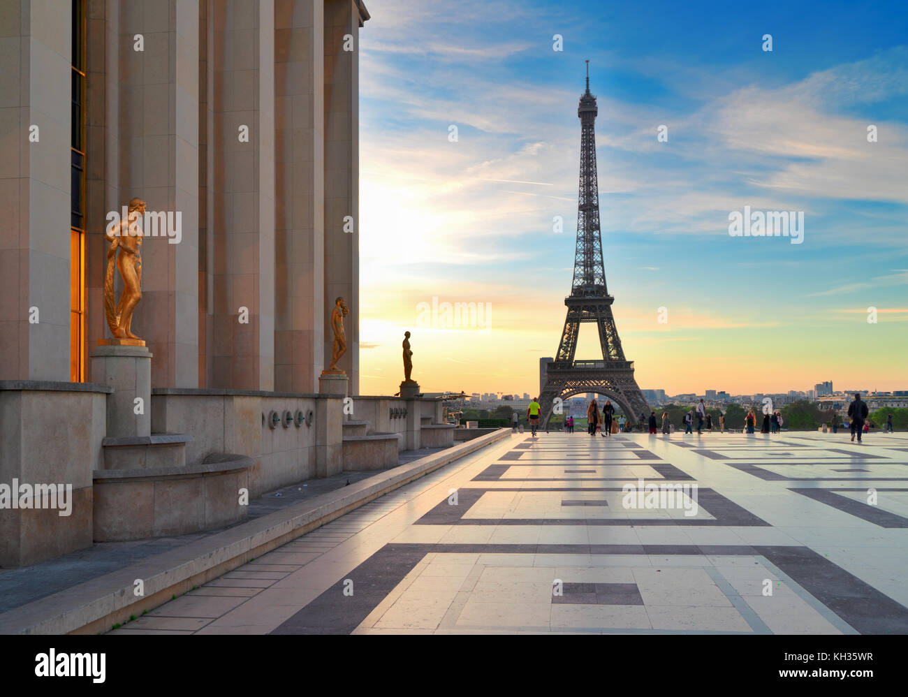 Eiffel Tower from Gardens of the Trocadero square at sunrise, Paris ...