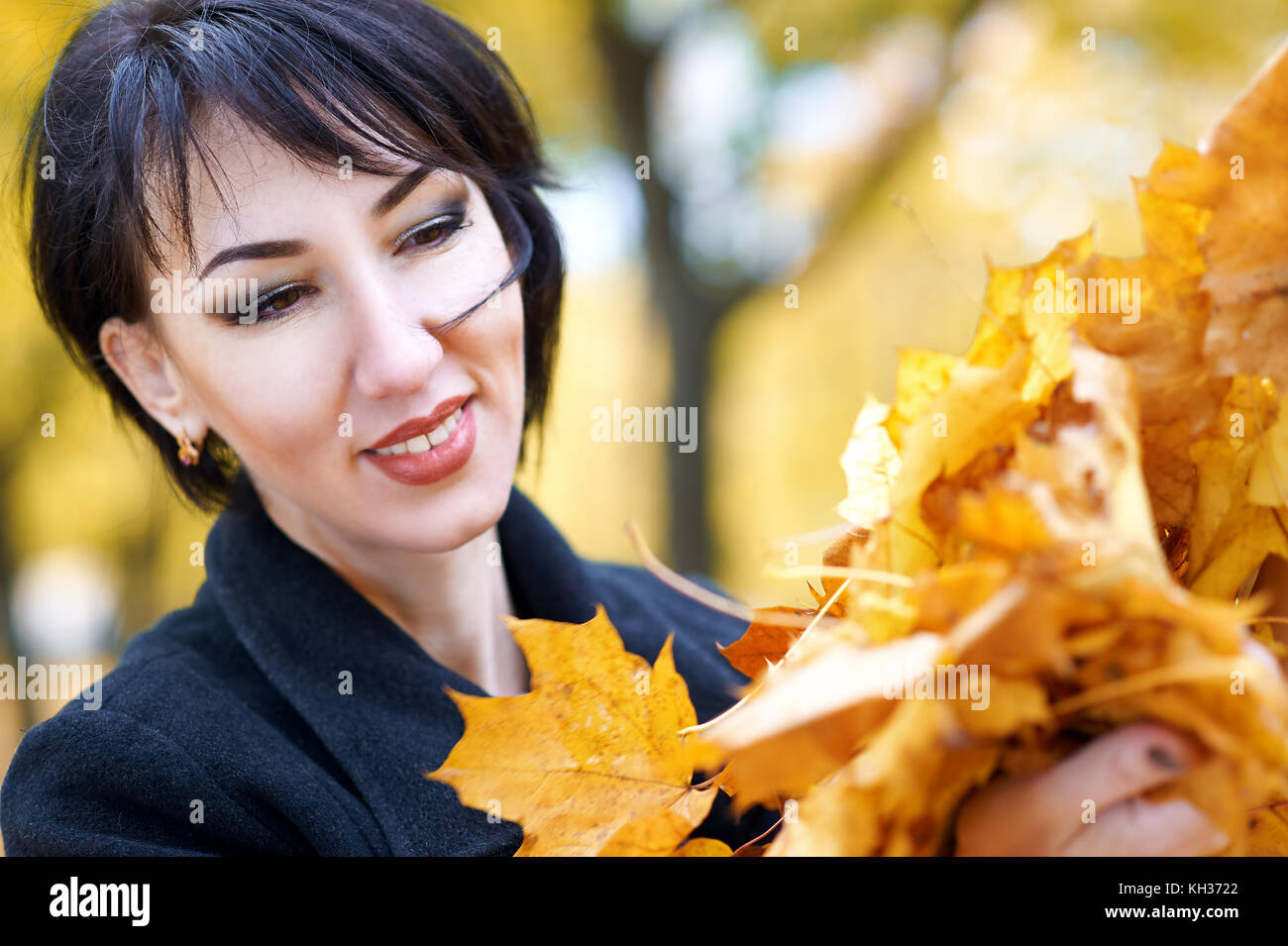 Handful of yellow leaves hi-res stock photography and images - Alamy