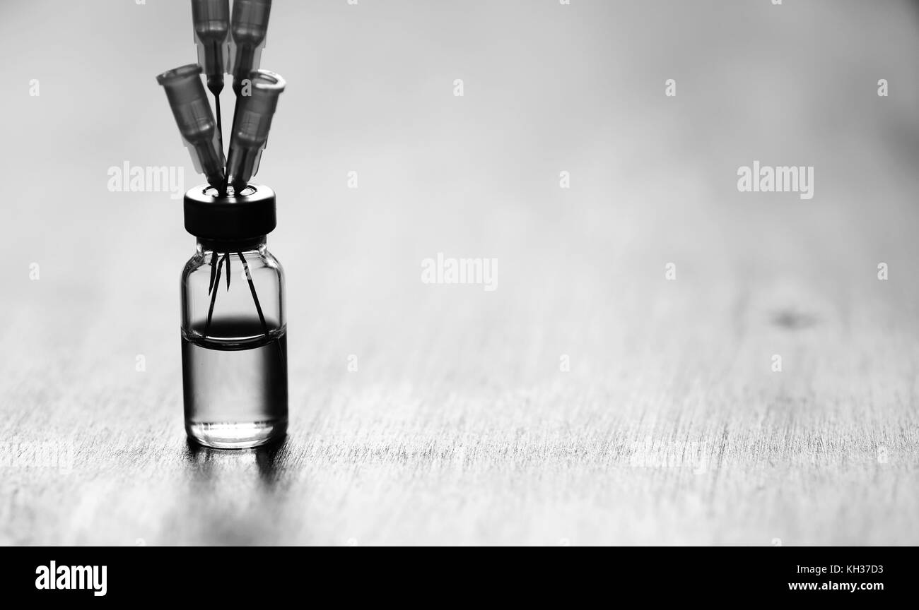 Ampoule and needles from a medical syringe Stock Photo - Alamy