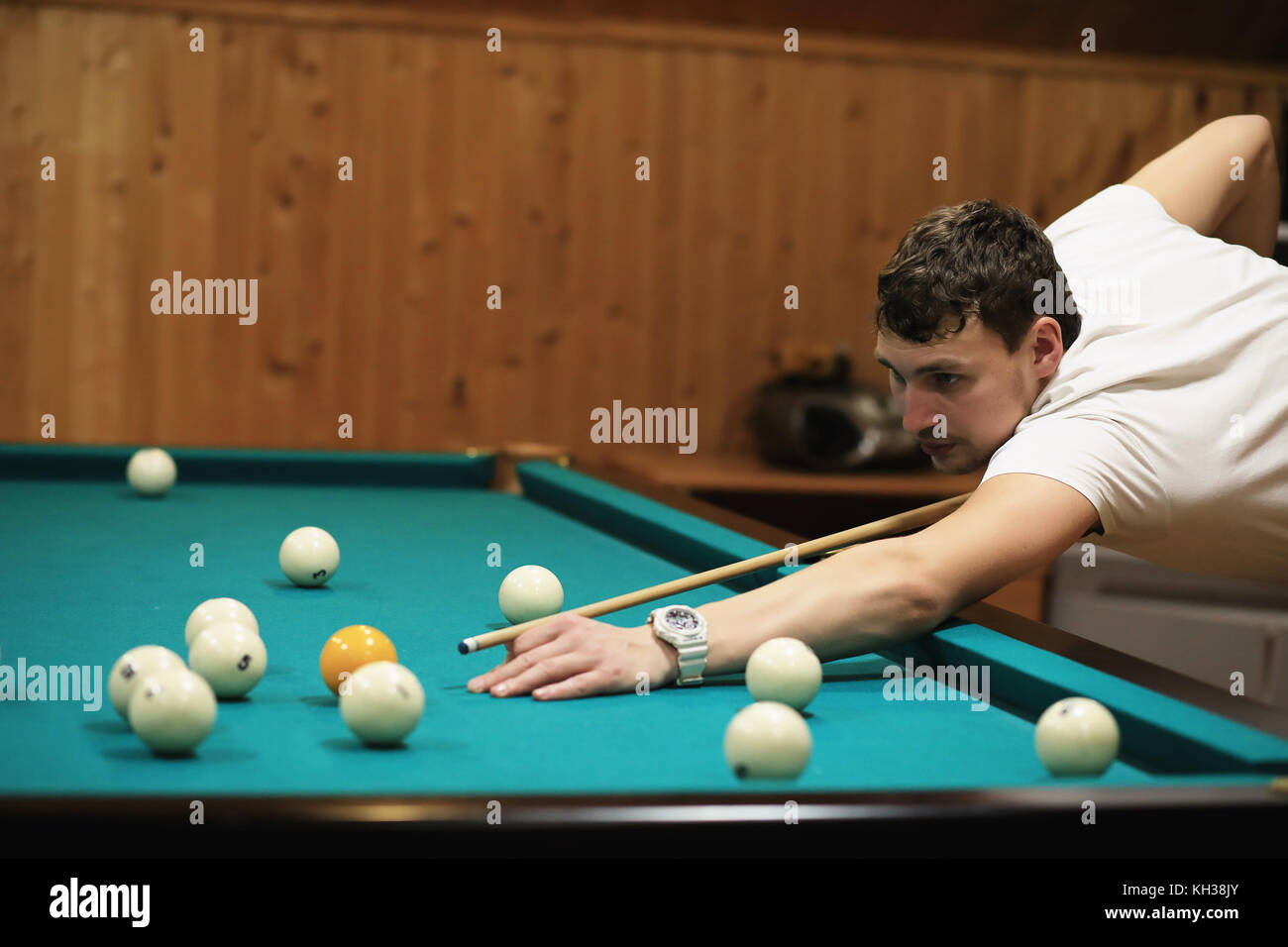 man plays billiards Stock Photo - Alamy