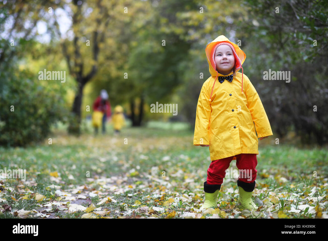 Children in the autumn park walk Stock Photo - Alamy