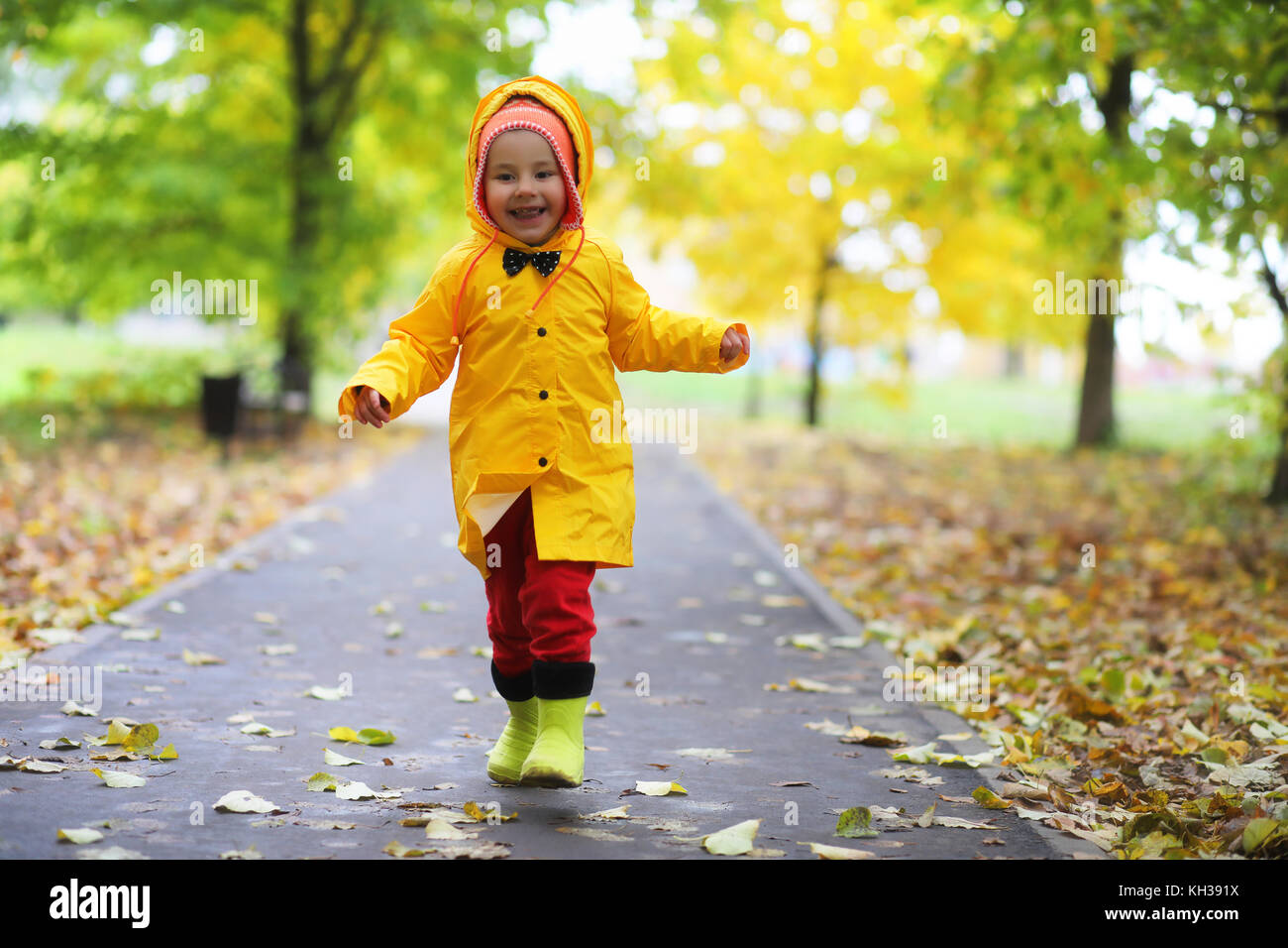 Children in the autumn park walk Stock Photo - Alamy