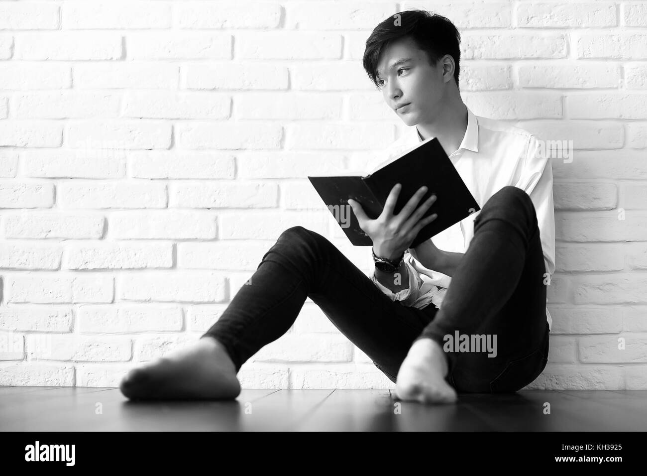 Smiling student books in Black and White Stock Photos & Images - Alamy