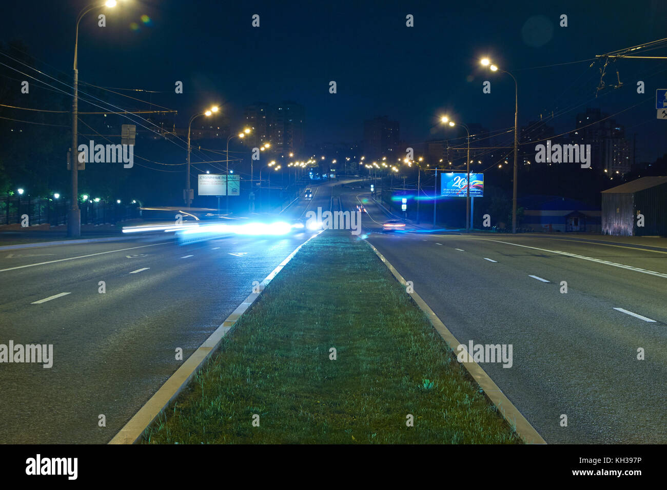City roads hi-res stock photography and images - Alamy