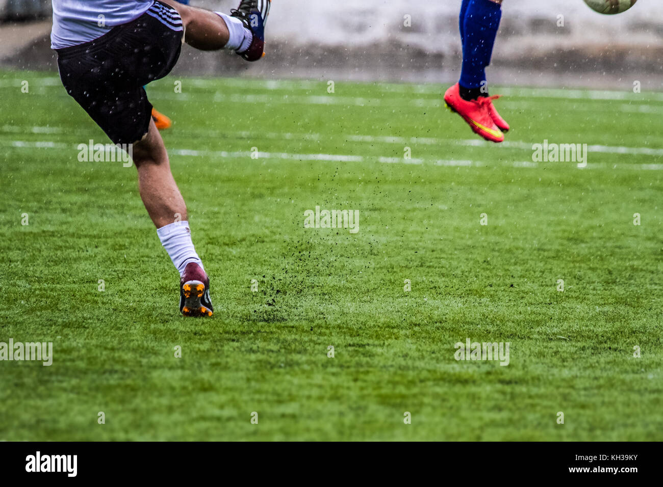 Football raining wet training hi-res stock photography and images - Alamy
