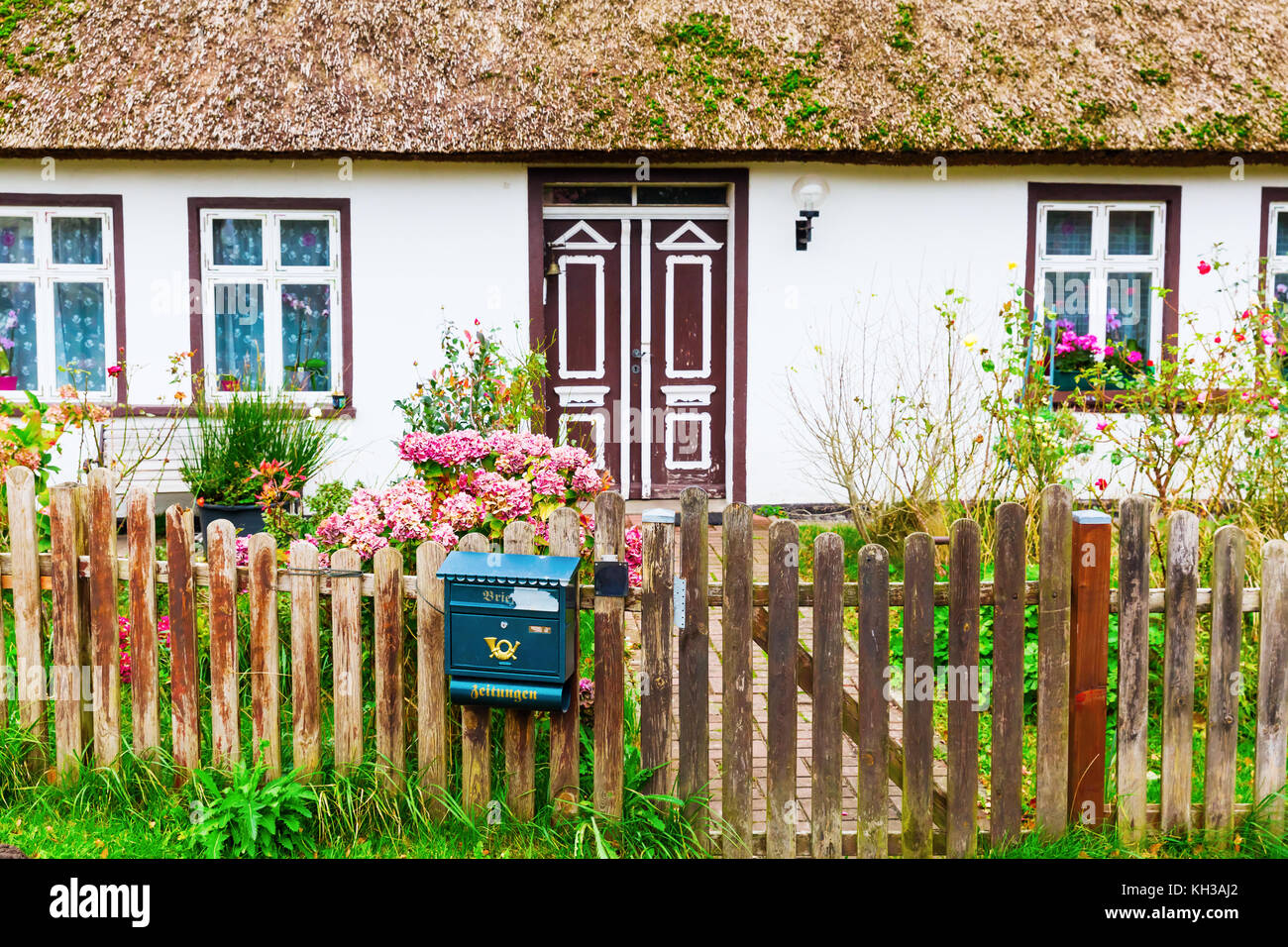 picture of an idyllic thatched-roof cottage at the Lieper Winkel ...