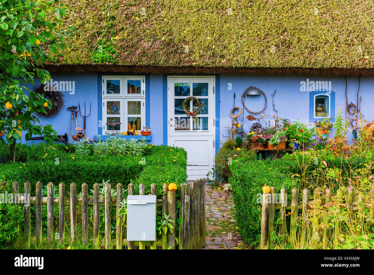 picture of an idyllic thatched-roof cottage at the Lieper Winkel ...