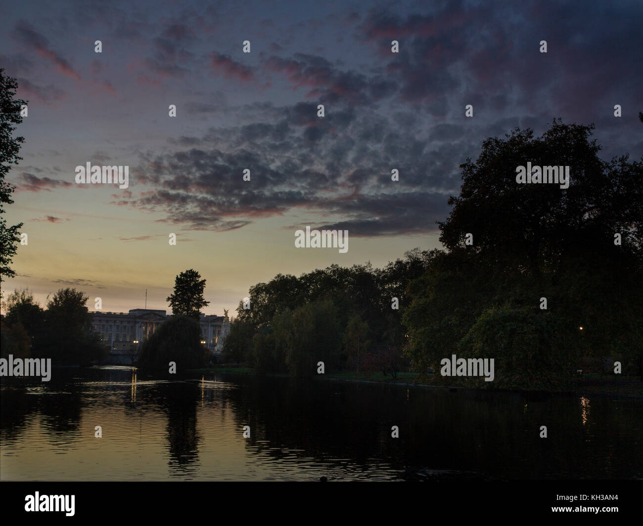 Buckingham Palace at sunset Stock Photo - Alamy