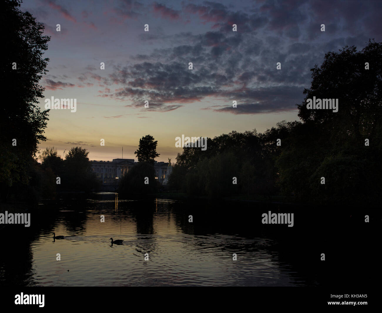 Buckingham Palace at sunset Stock Photo - Alamy
