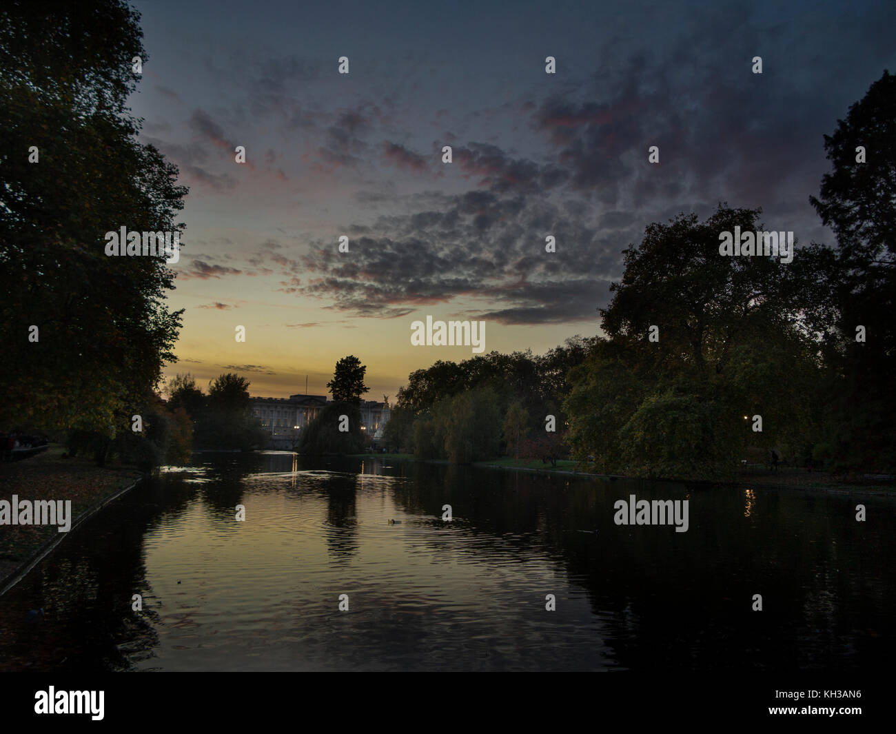 Buckingham Palace at sunset Stock Photo - Alamy