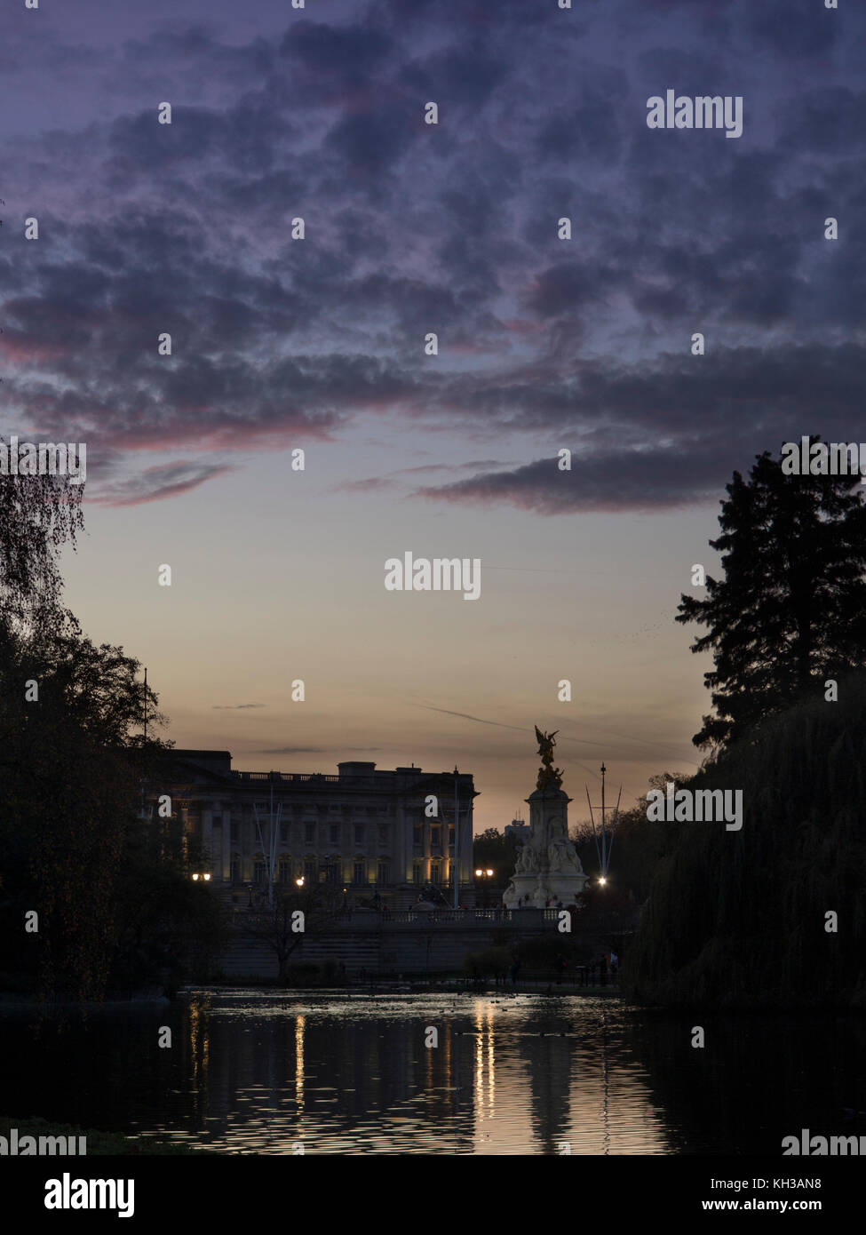 Buckingham Palace at sunset Stock Photo - Alamy