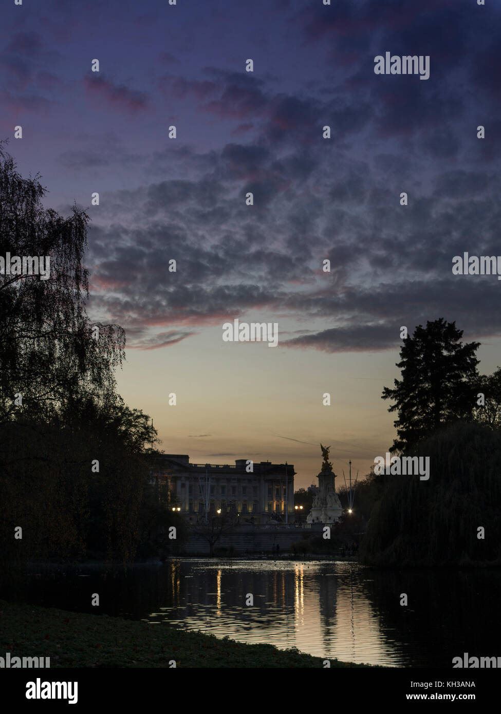 Buckingham Palace at sunset Stock Photo - Alamy