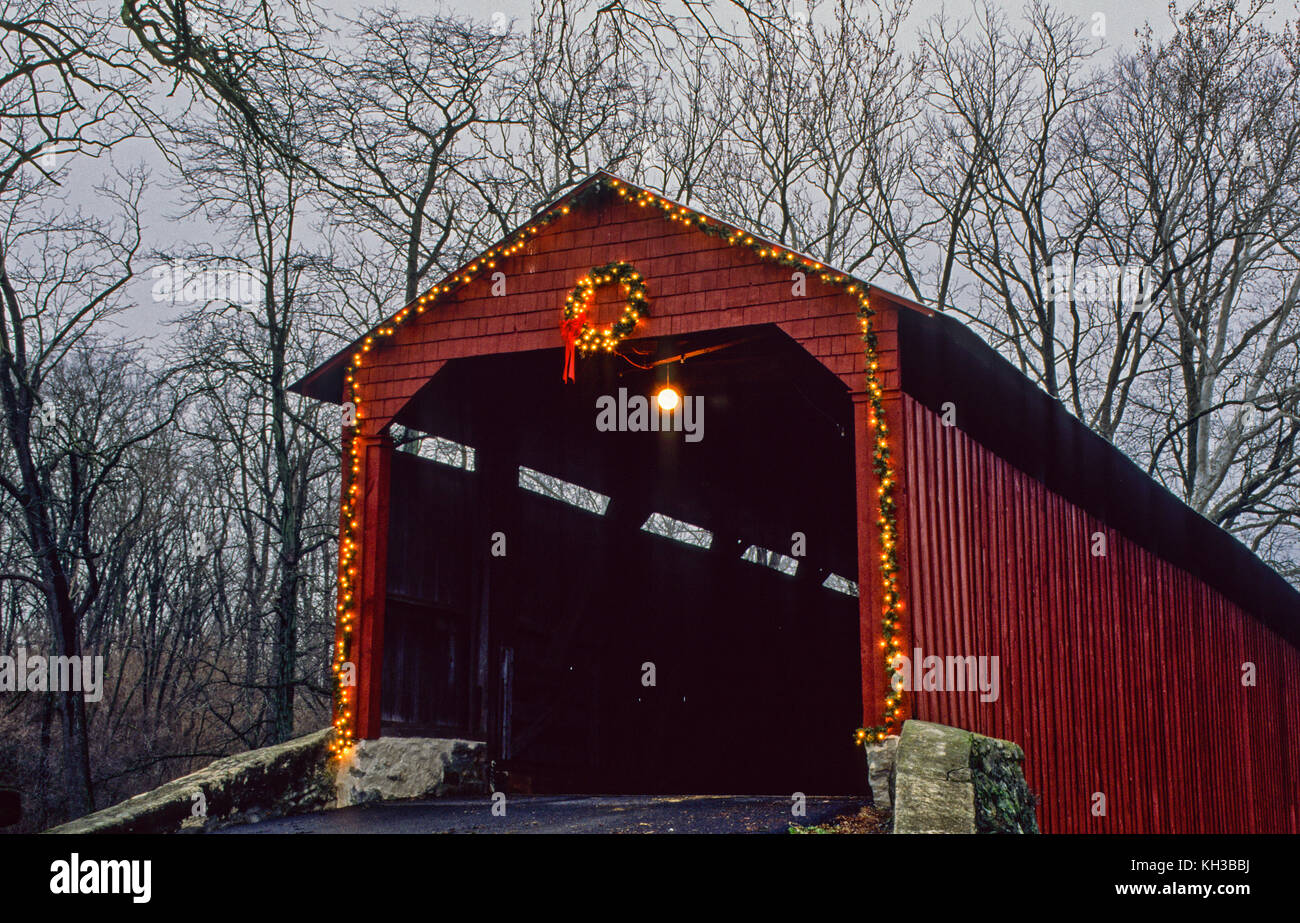 Pool Forge red covered bridge Christmas wreath and lights in Lancaster ...