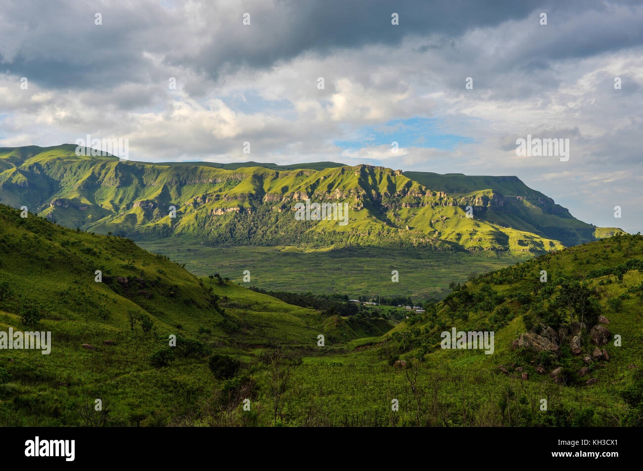 Dramatic view of the hills of the Drakensberg Range in the Giants ...