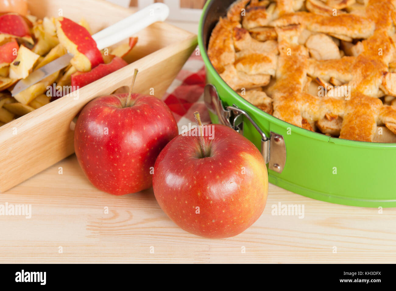 Home made apple pie with fresh apples Stock Photo - Alamy
