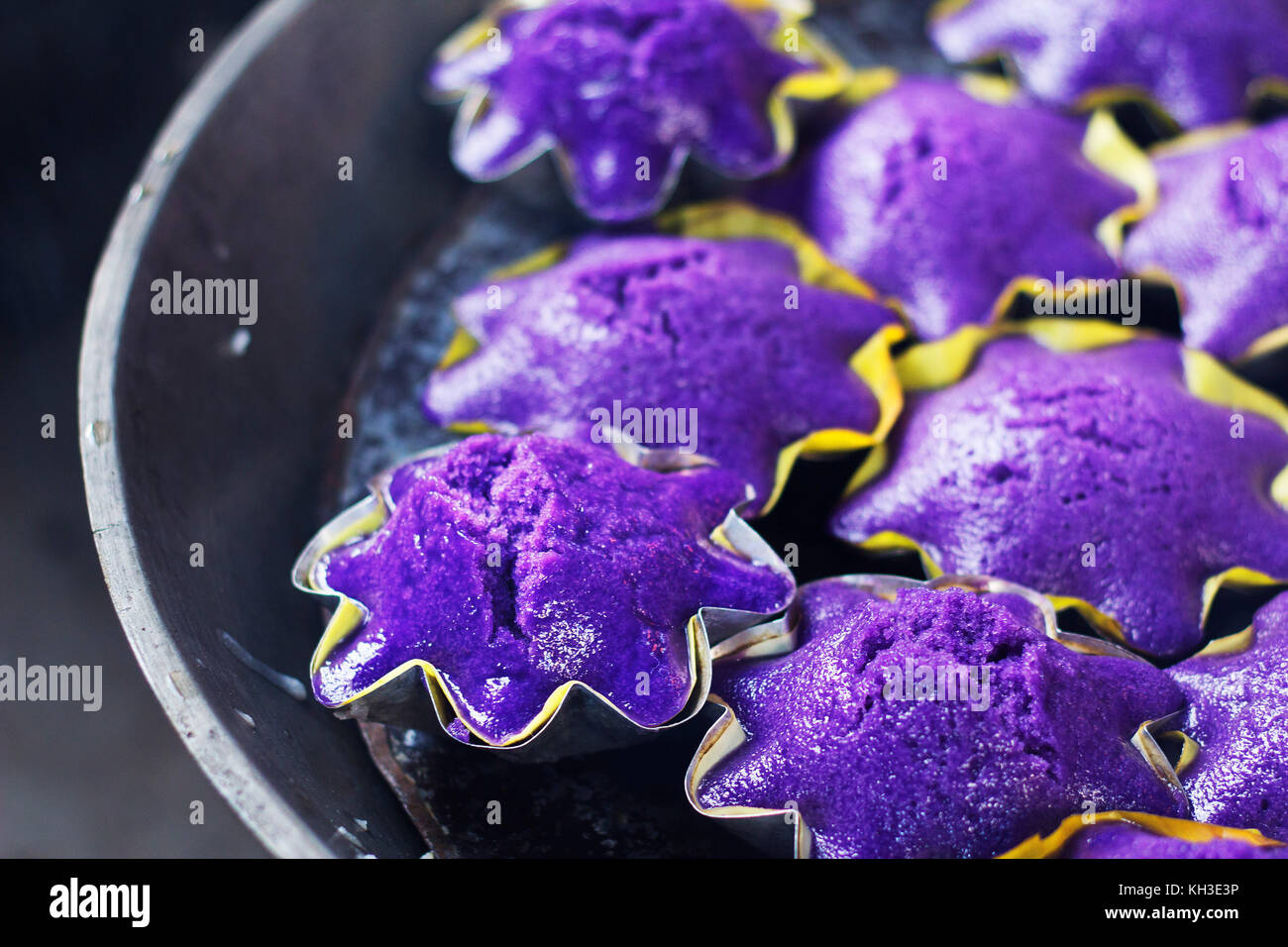 Freshly steamed rice cakes in Cebu Stock Photo - Alamy