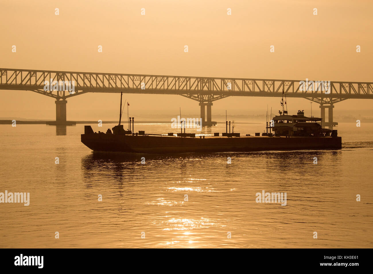 Sunrise on the Irrawaddy River (Ayeyarwaddy River) in Myanmar (Burma ...