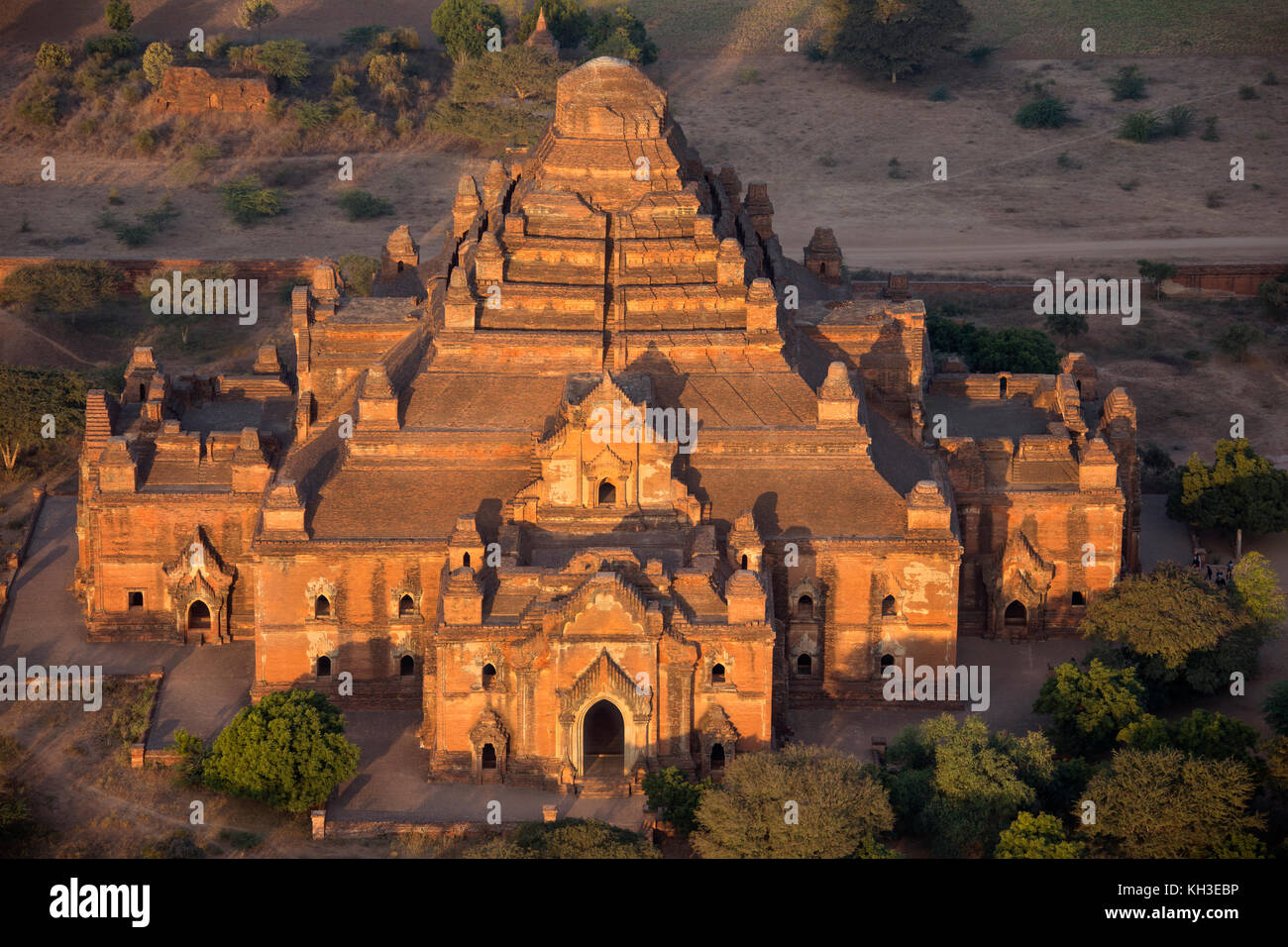 Dhammayangyi temples hi-res stock photography and images - Alamy