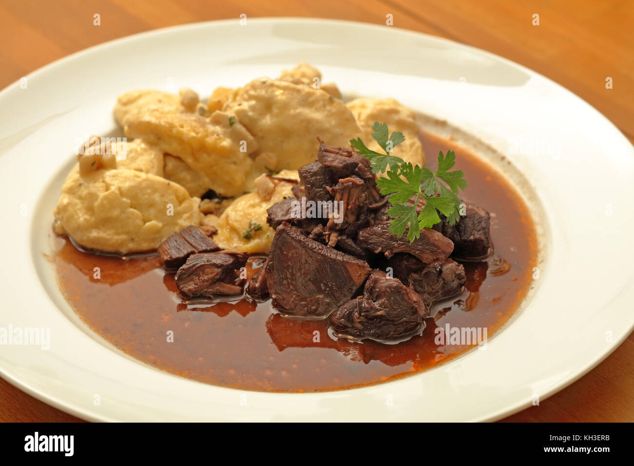 Wildragout mit Gnocchi und Steinpilzen Stock Photo - Alamy