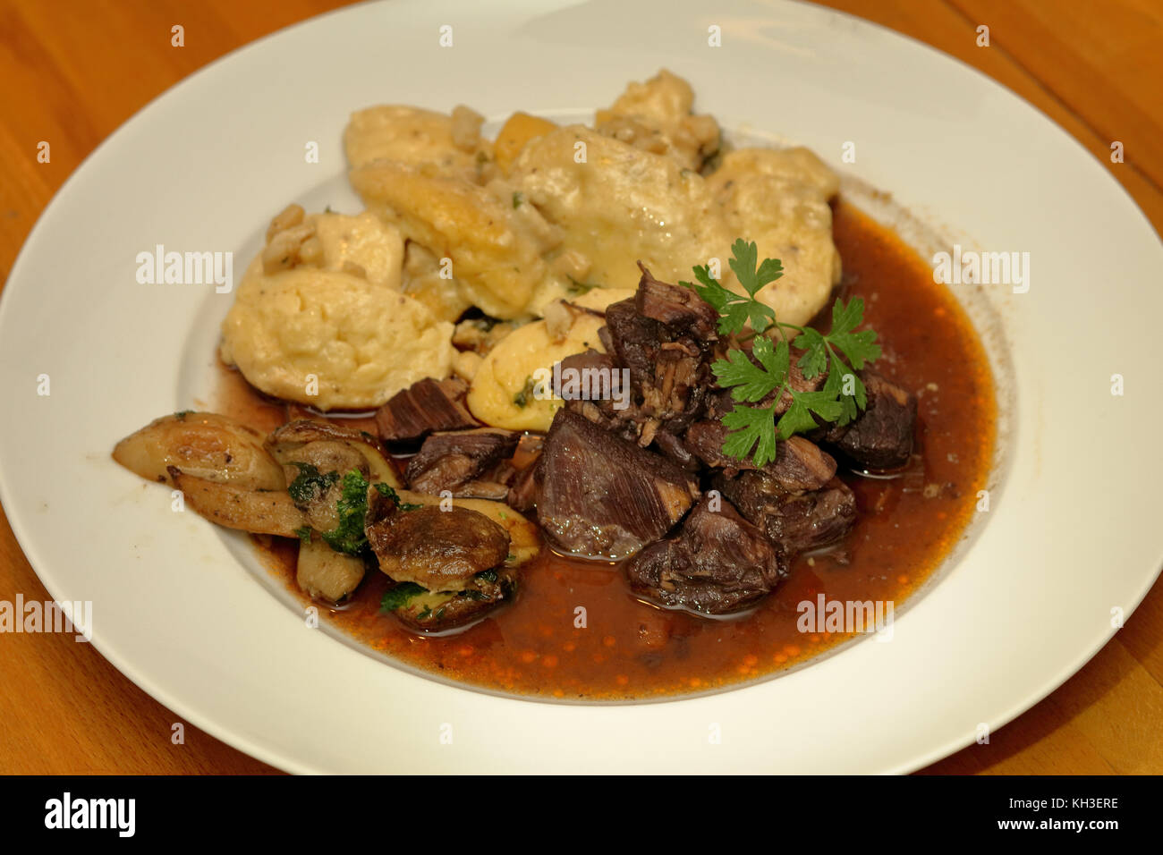 Wildragout mit Gnocchi und Steinpilzen Stock Photo - Alamy