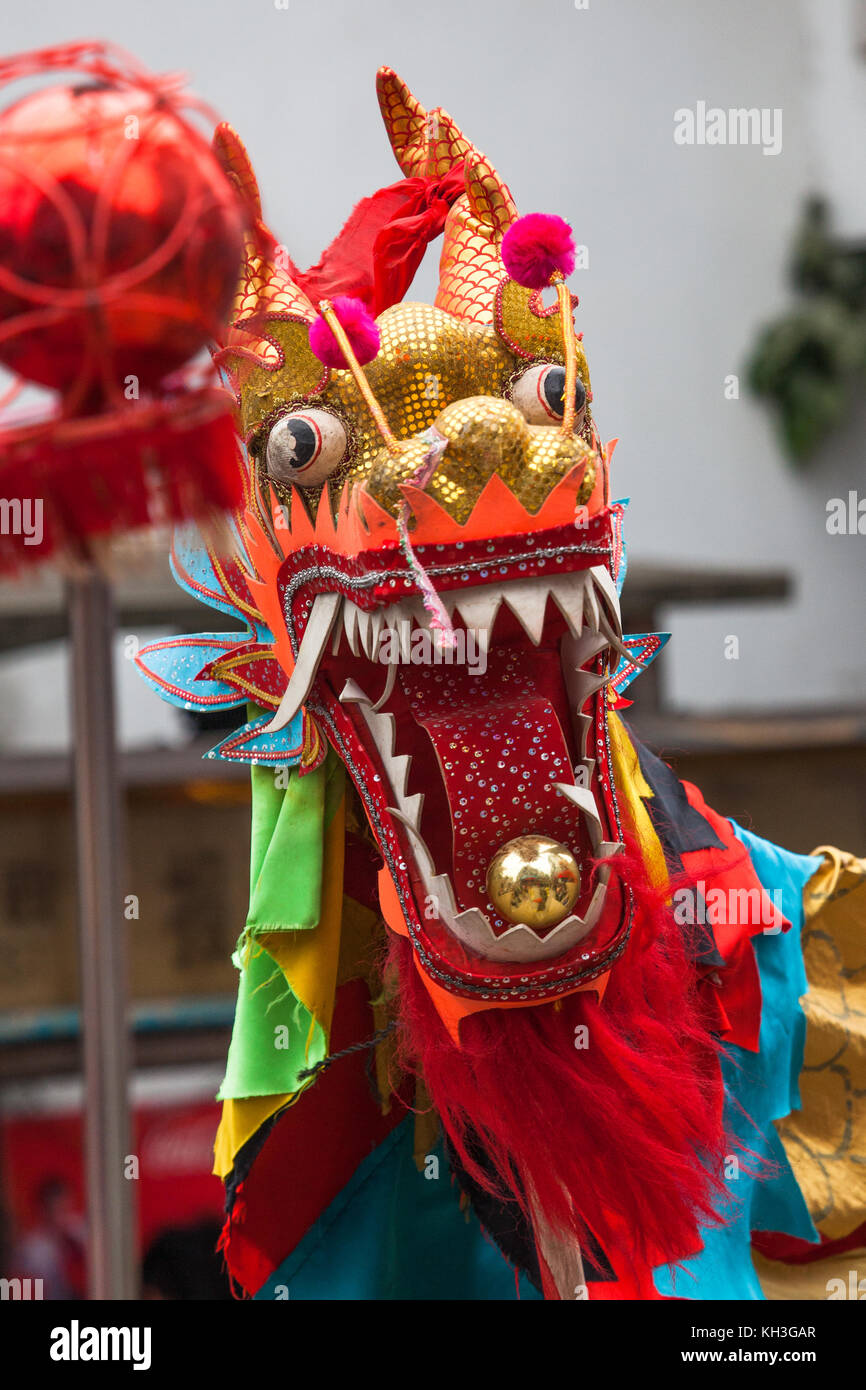 Traditional Chinese dress Stock Photo - Alamy