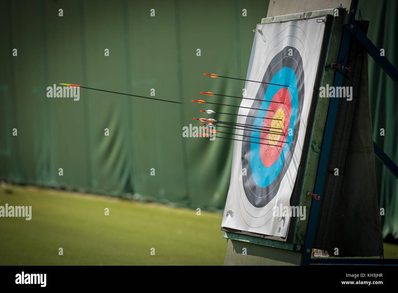 Sports arrows in target hi-res stock photography and images - Alamy