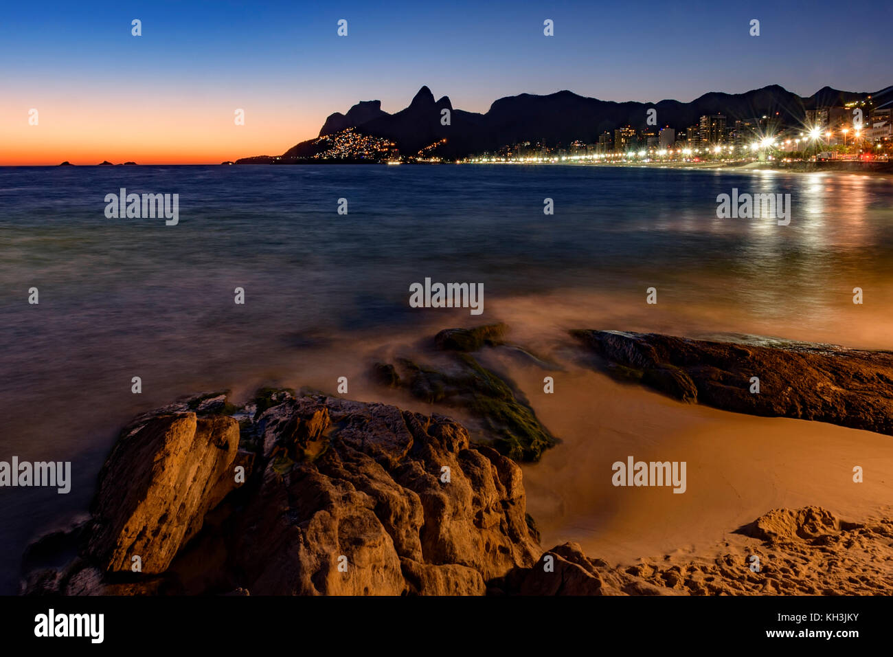 Night arriving at the Arpoador stone, Ipanema beach in Rio de Janeiro ...