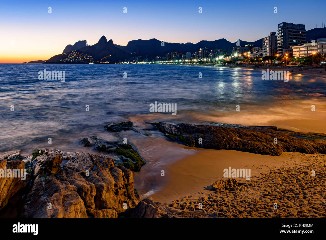 Night arriving at the Arpoador stone, Ipanema beach in Rio de Janeiro ...