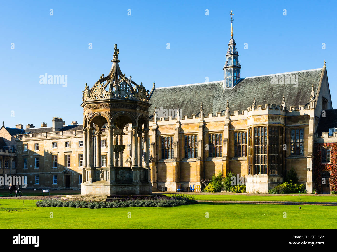 Trinity College Great Court and water fountain at Cambridge University ...