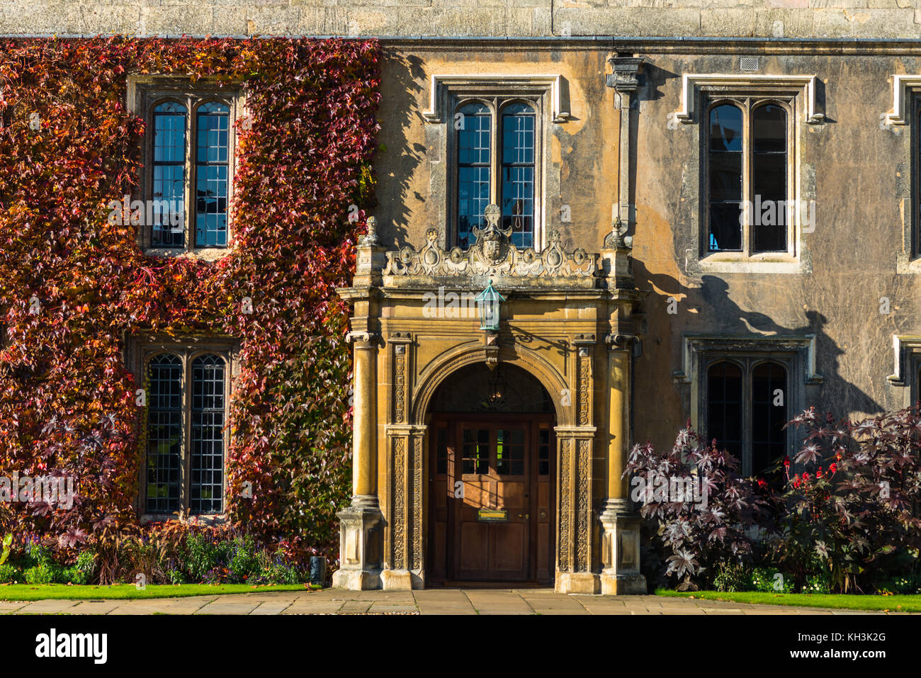 Trinity college cambridge great court hi-res stock photography and ...