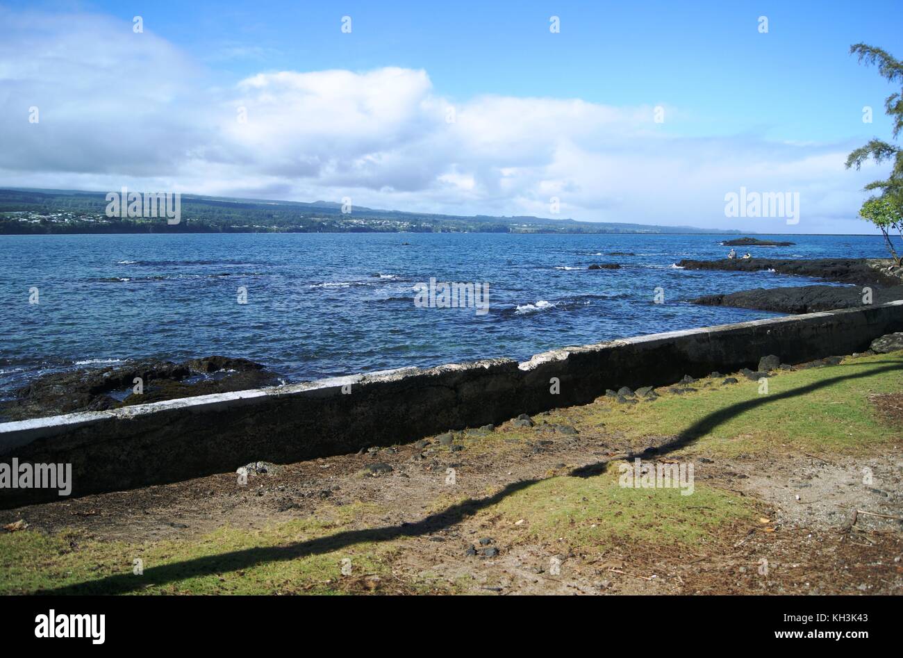 Hilo Bay from Liliuokalani Gardens, Hilo, Hawaii Stock Photo - Alamy